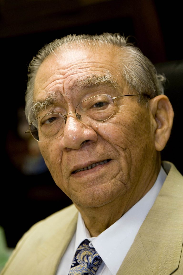 Henrique de Senna Fernandes - Revista Macau